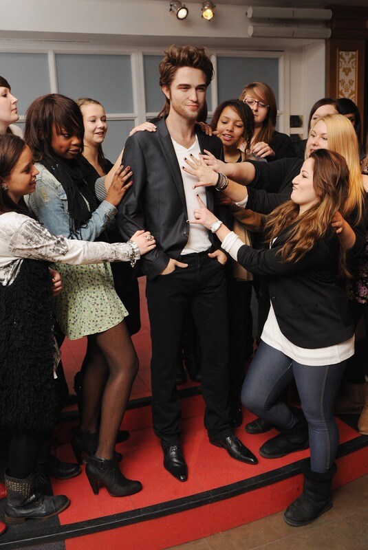 Knappe lookalike Robert Pattinson bij Madame Tussauds | De Morgen