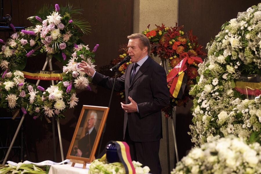 Laatste staande ovatie voor Willy De Clercq | De Morgen