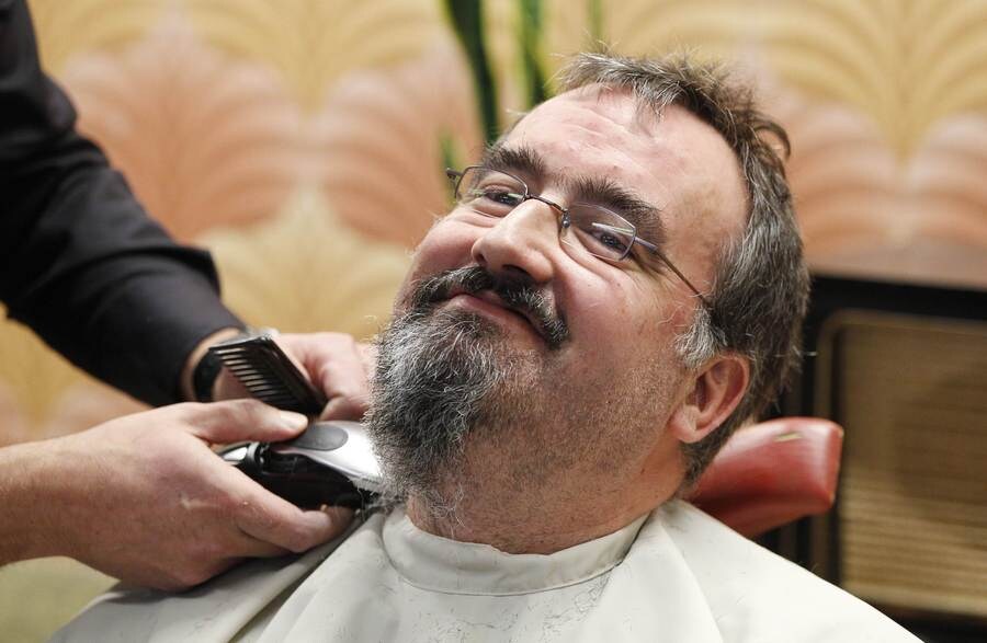 Radiomaker Koen Fillet laat protestbaard afscheren | De Morgen