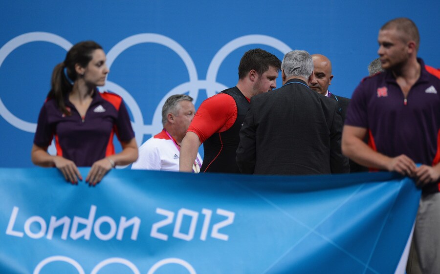 Gewichtheffer krijgt 192 kg vol in de nek | De Morgen