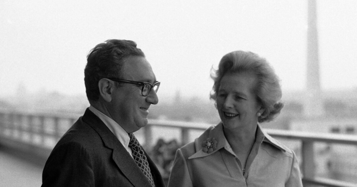 Henry Kissinger en Shirley Bassey op uitvaart Thatcher | De Morgen