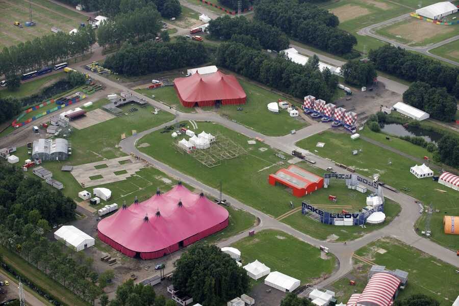 Moet Lowlands de Alpha-tent niet eens gaan afbreken? | De Morgen
