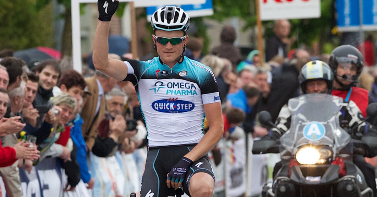 Andrew Fenn pakt bloemen in Gullegem Koerse, Boonen finisht in buik ...