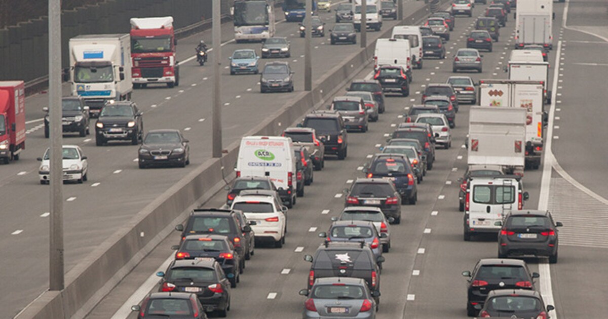 Anderhalf uur file op E40 richting Brussel na ongeval met 10 wagens ... Anderhalf uur file op E40 richting Brussel na ongeval met 10 wagens ...