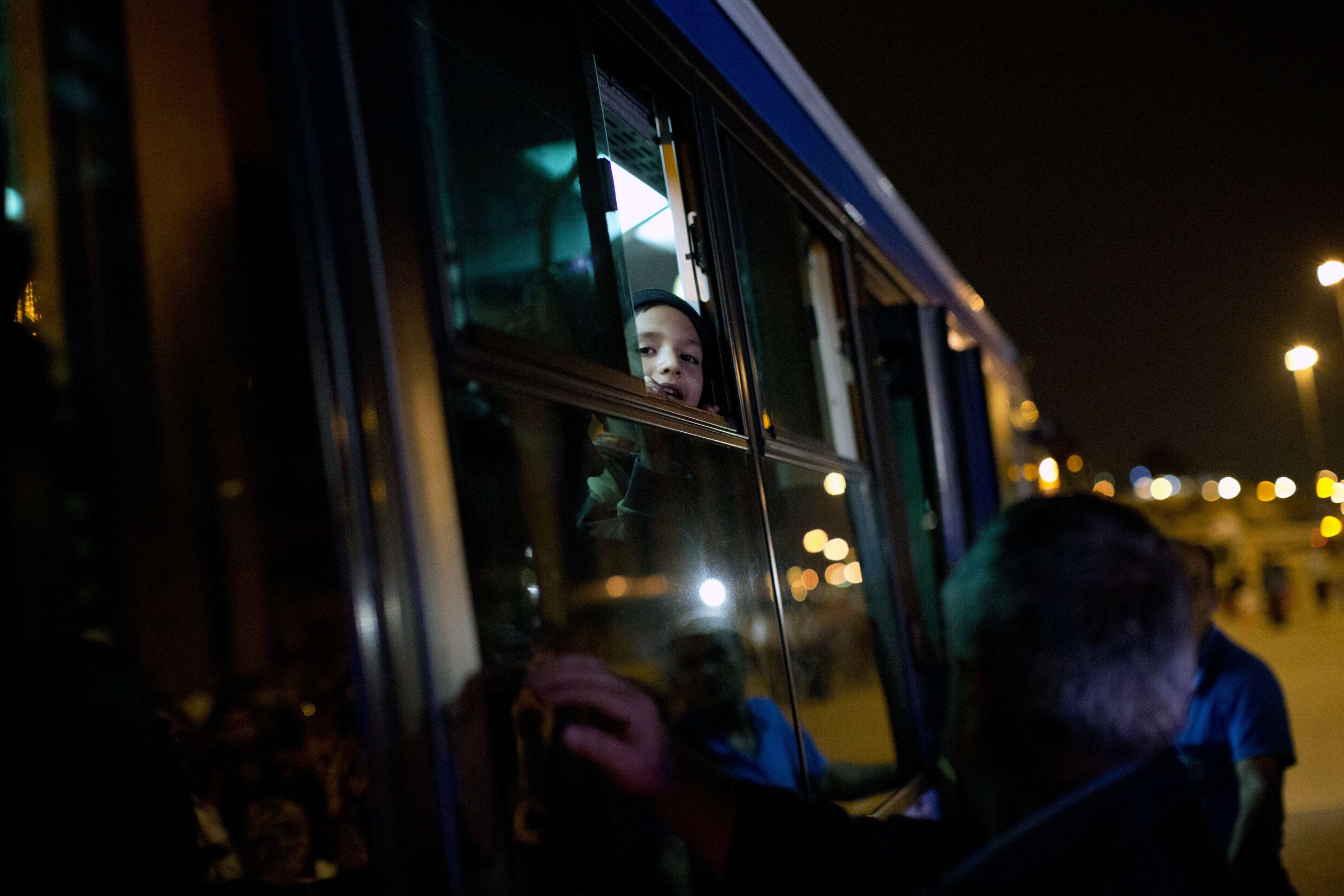 Bussen met vluchtelingen in de file op Balkanroute | De Morgen