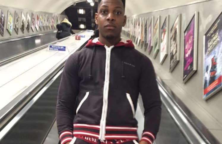 Vrouw laat briefje van 10 pond vallen, rapper loopt achter haar aan en ...