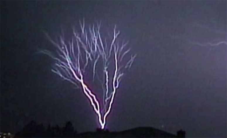 Bliksem kan ook naar boven inslaan | De Morgen