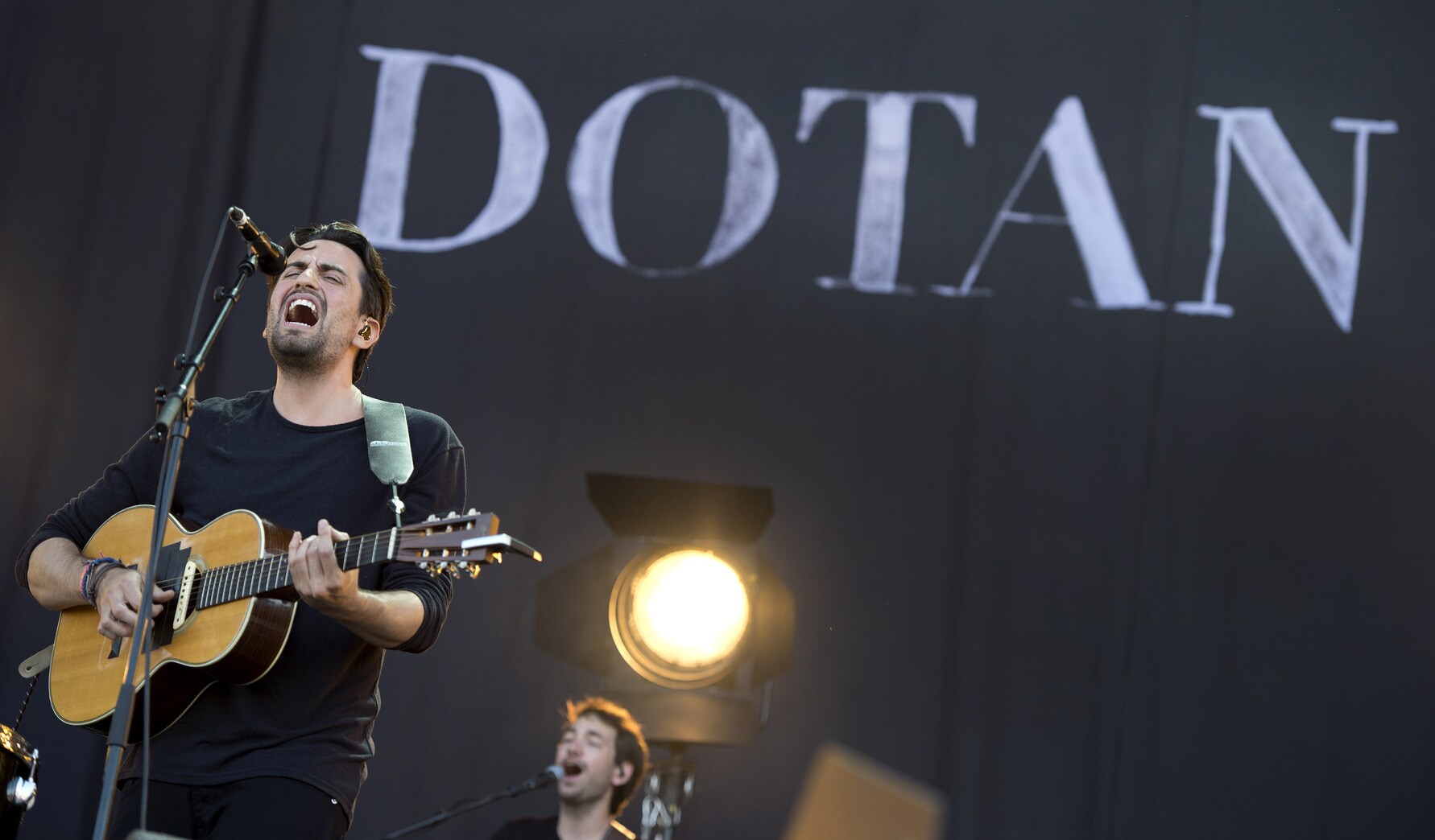 Nederlandse zanger Dotan zit urenlang op vliegtuig naast fan die geen idee heeft wie hij is | De ...