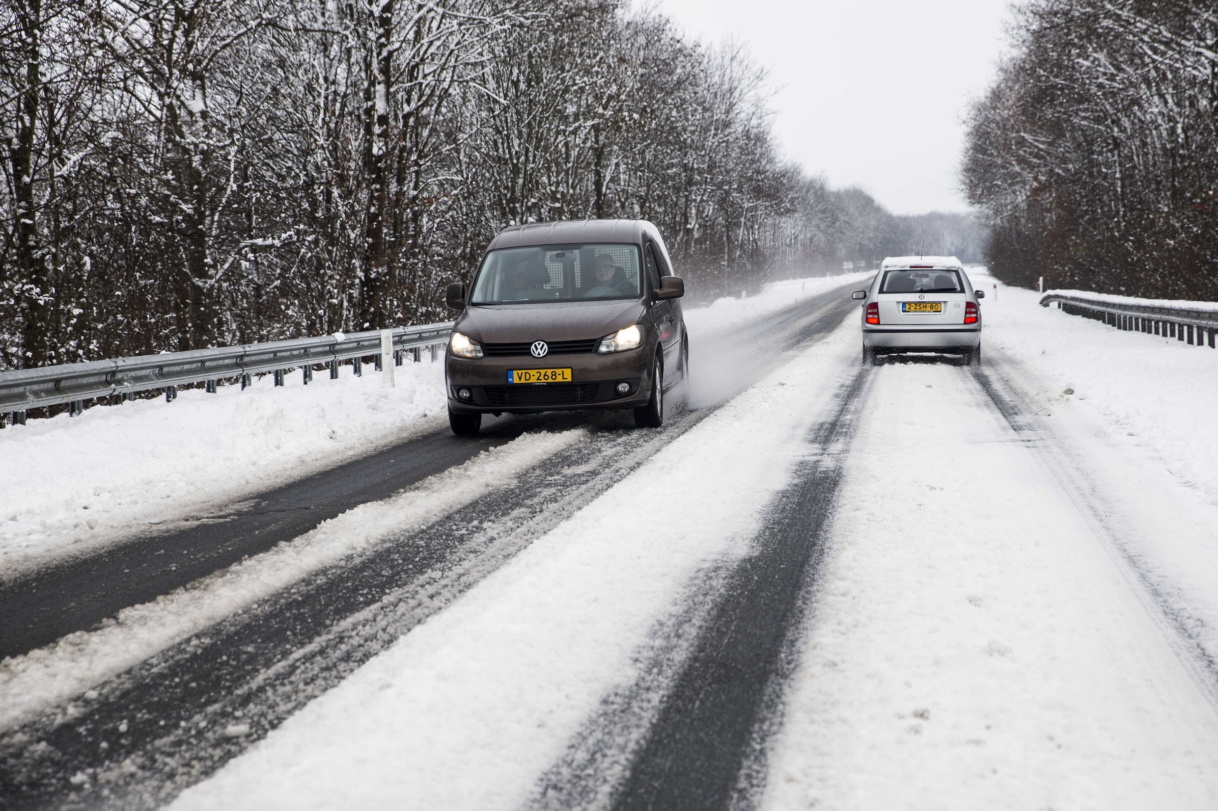 Strooien tegen ijzel op de wegen, heeft dat eigenlijk wel zin? | De Morgen