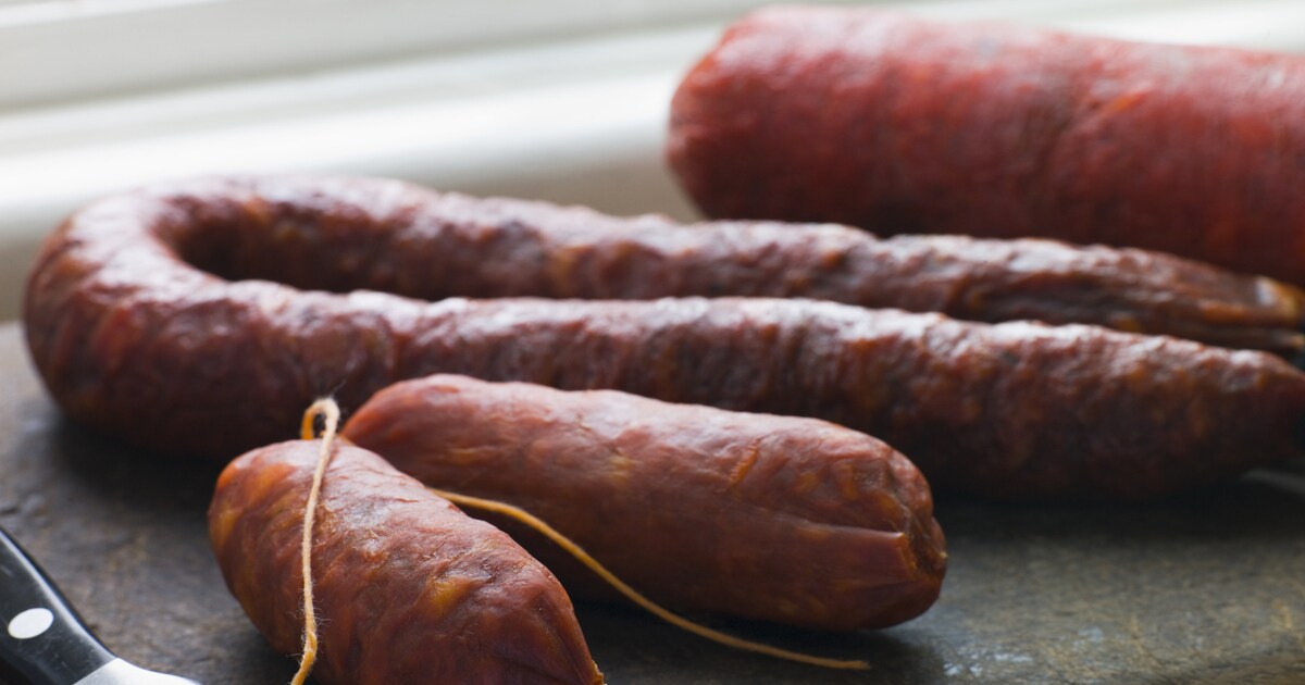 Is het erg om het velletje van de worst te eten? | De Morgen