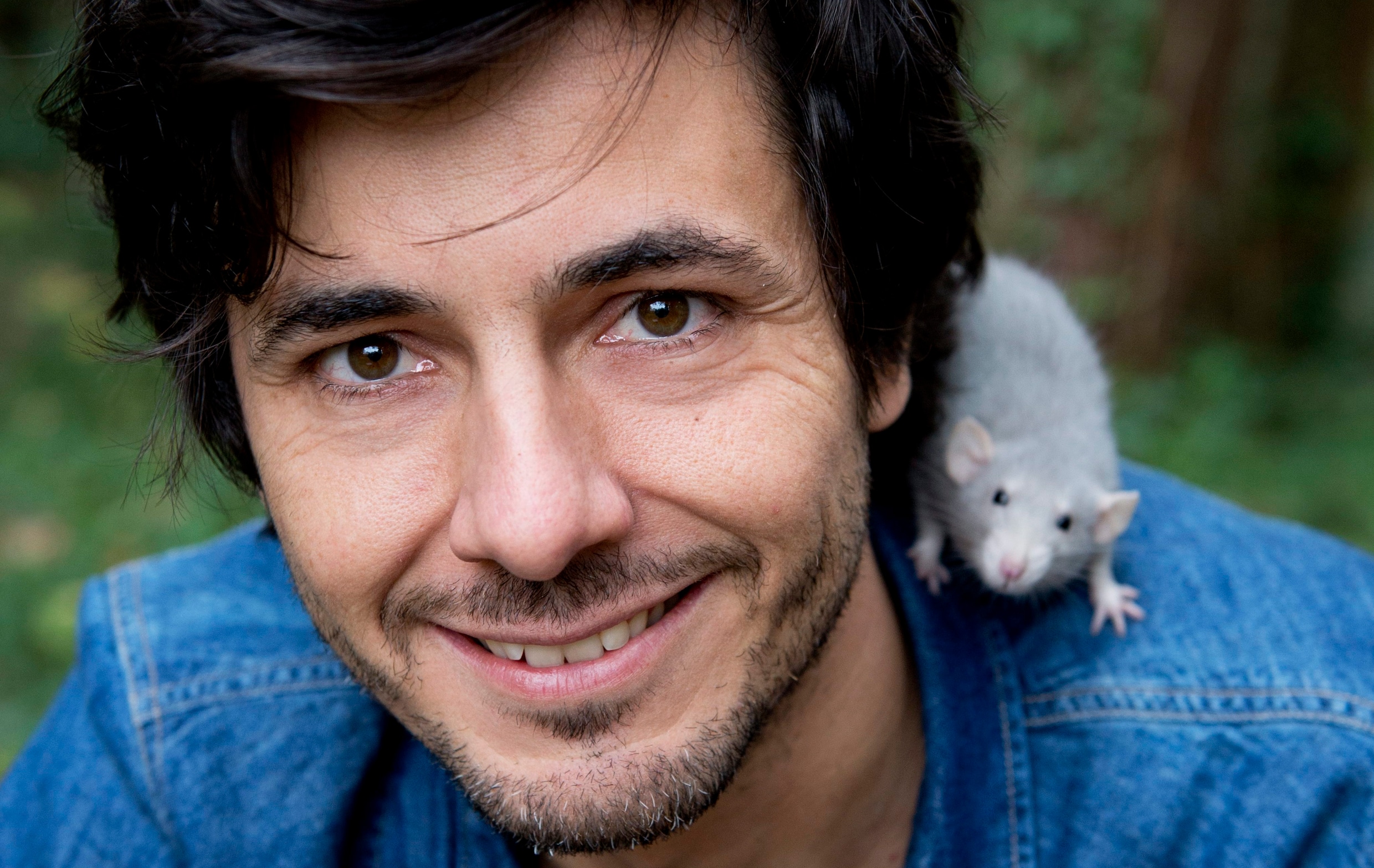 Dieter Coppens gaat voor Eén op reis met mensen met het syndroom van ...