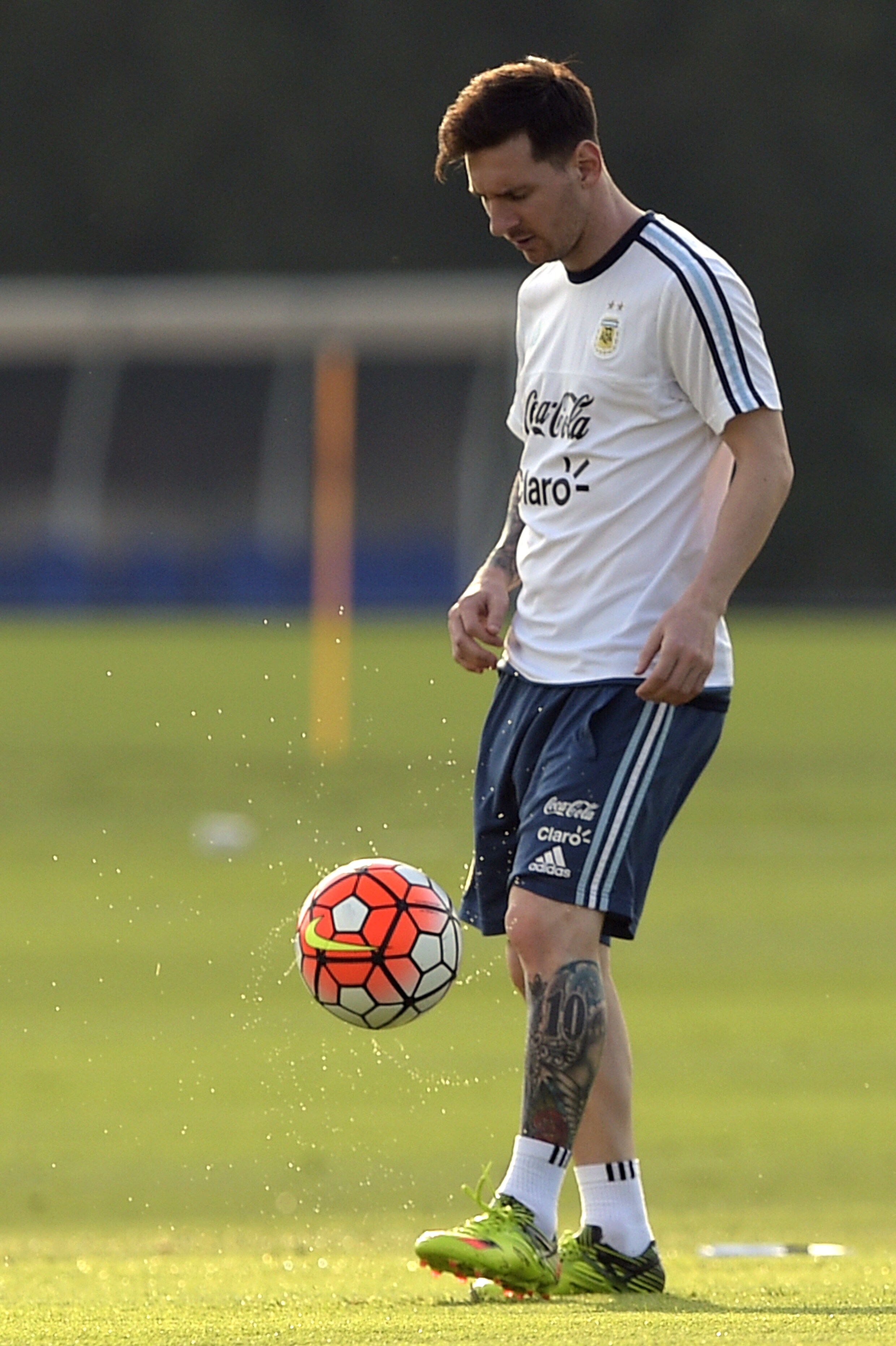 "Lionel Messi riskeert zijn enkel te verliezen" | De Morgen