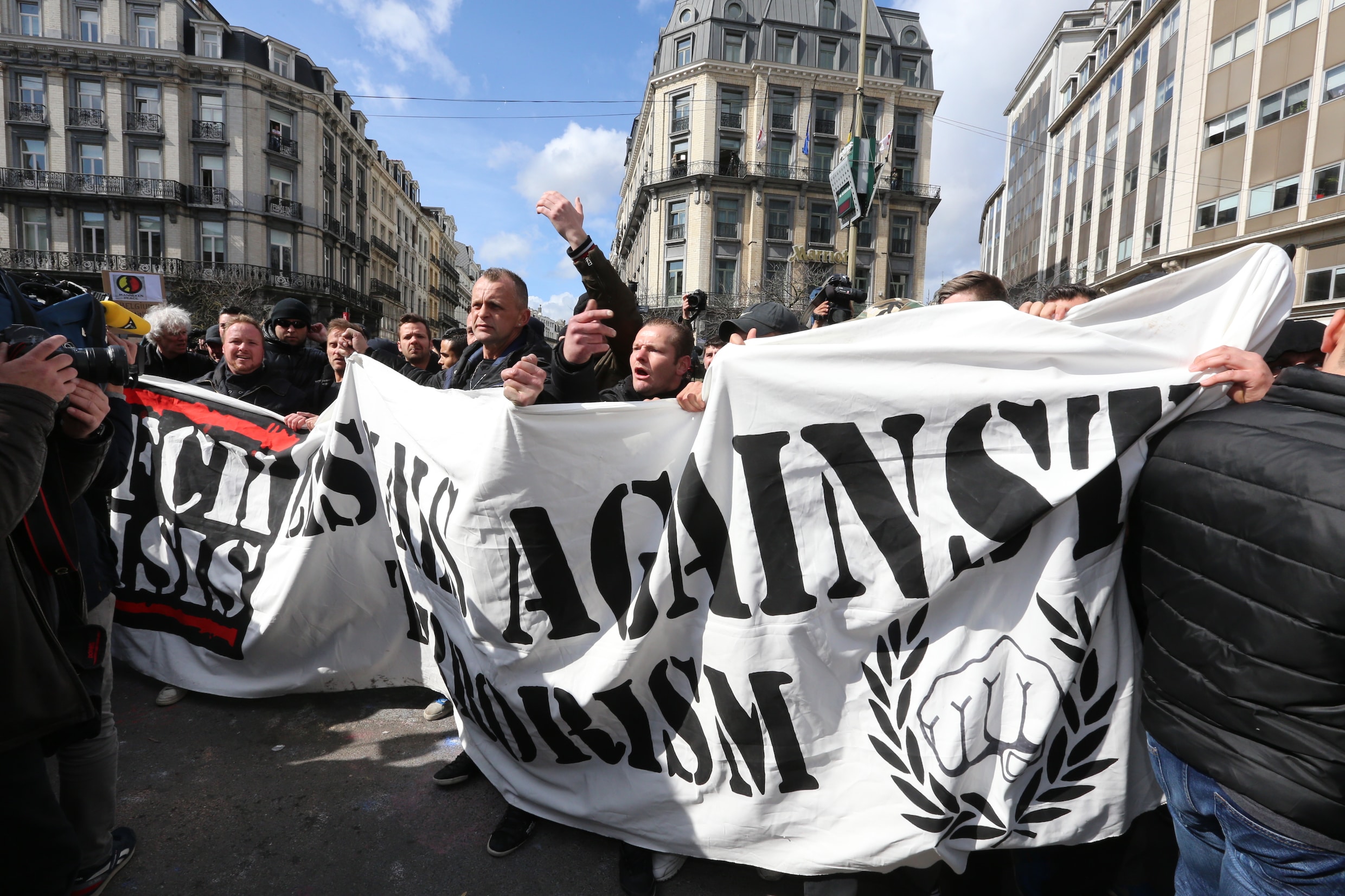 Terreurverdachte opgepakt in Rotterdam | Hooligans verstoren herdenking ...
