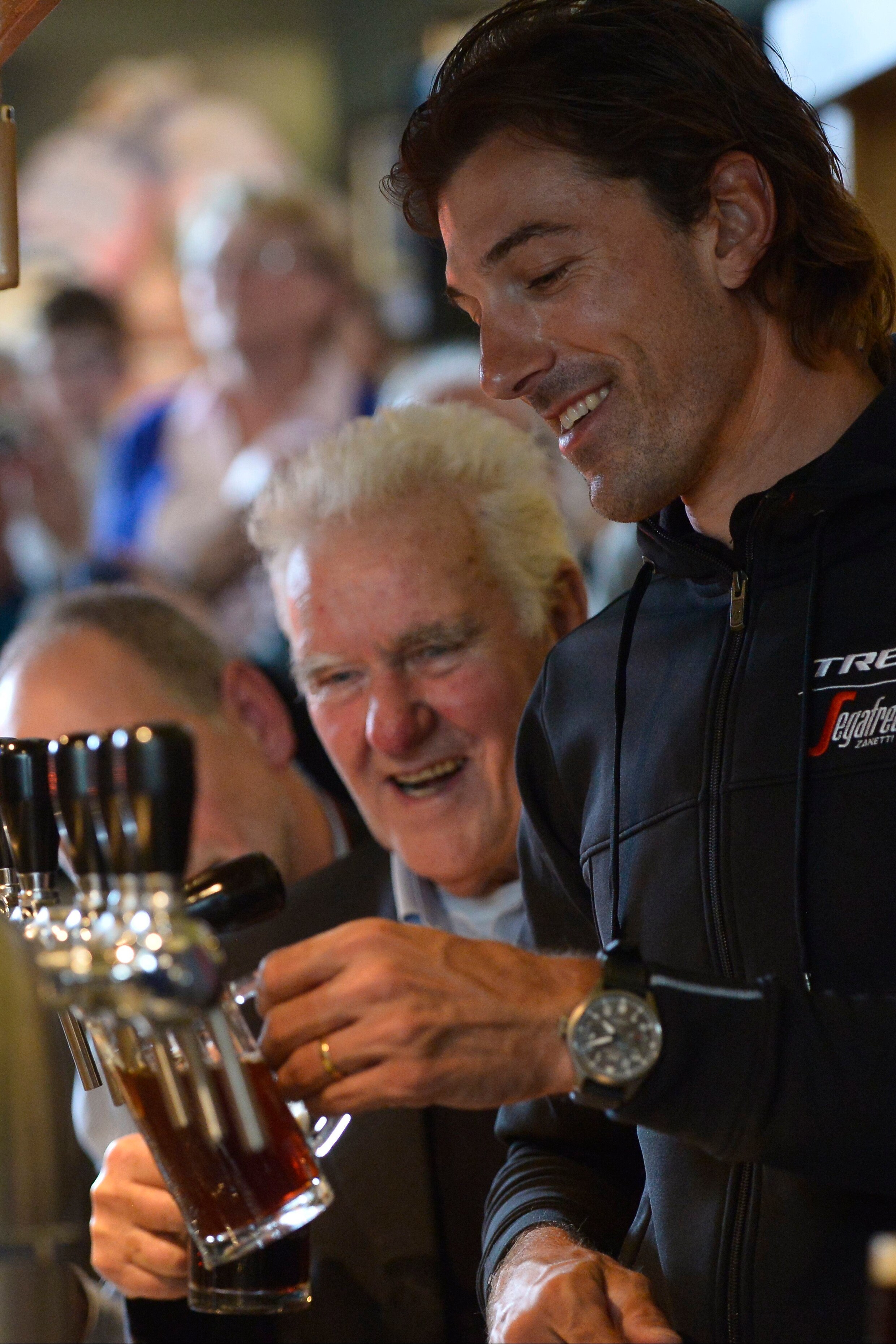 Cancellara tapt pintje bier als afscheid van Belgische fans | De Morgen