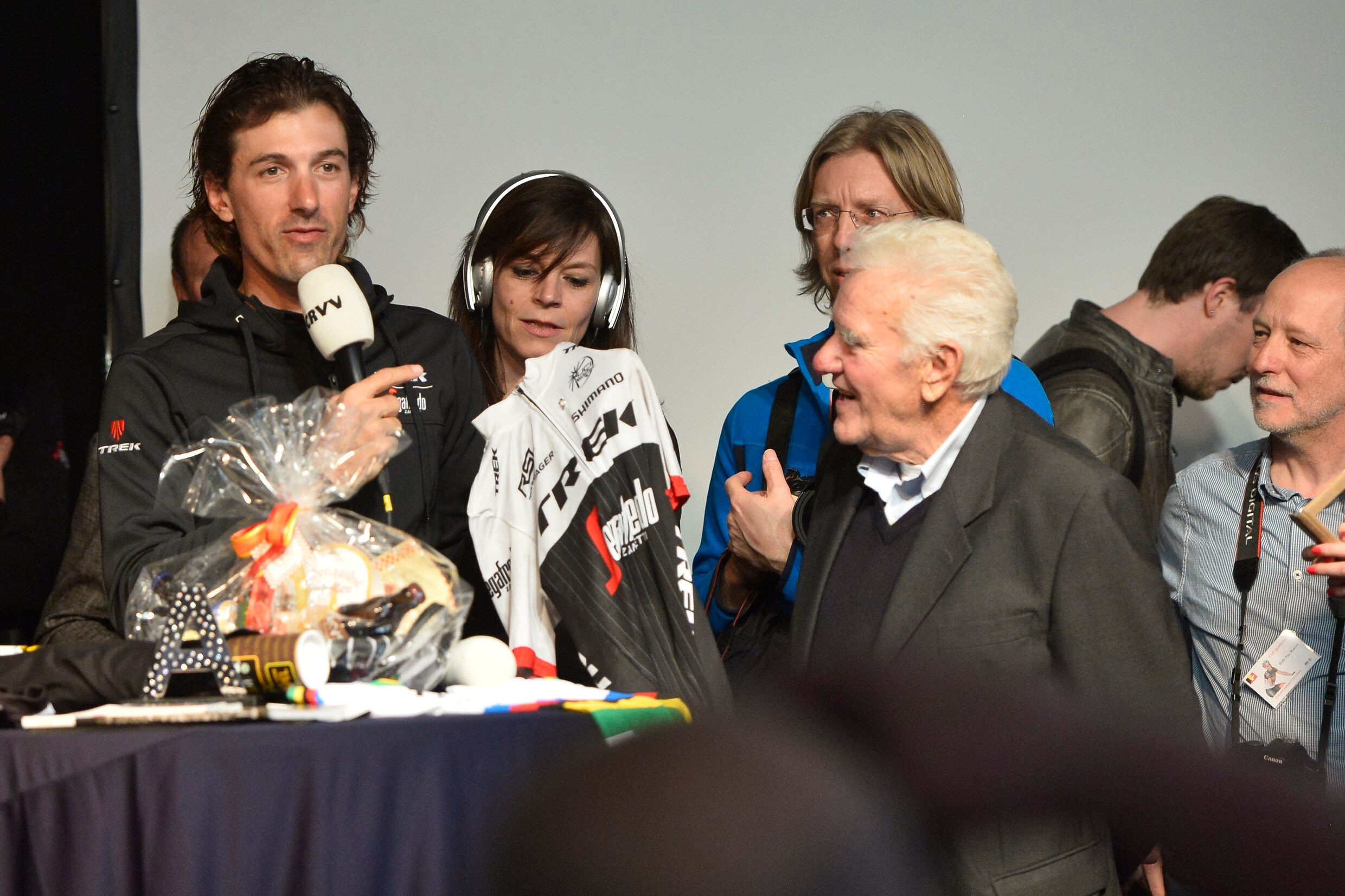 Cancellara tapt pintje bier als afscheid van Belgische fans | De Morgen