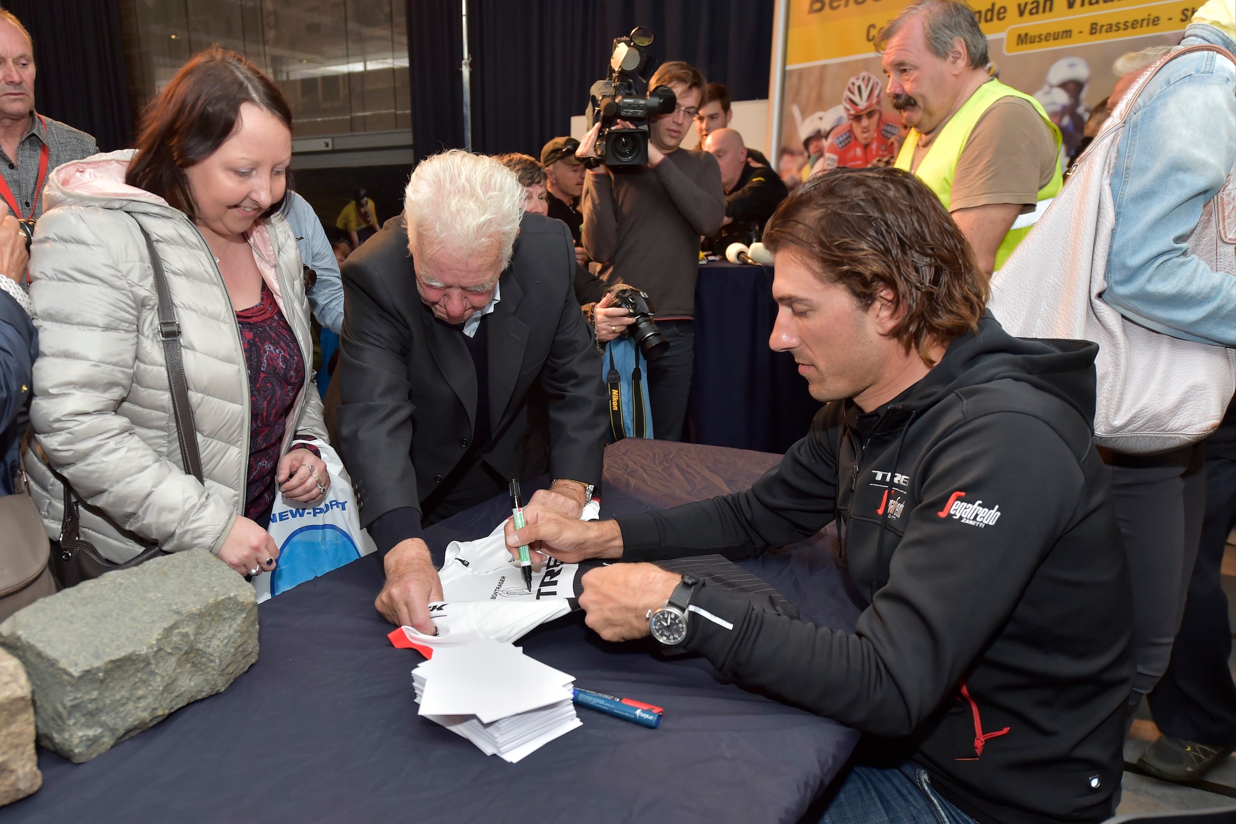 Cancellara tapt pintje bier als afscheid van Belgische fans | De Morgen