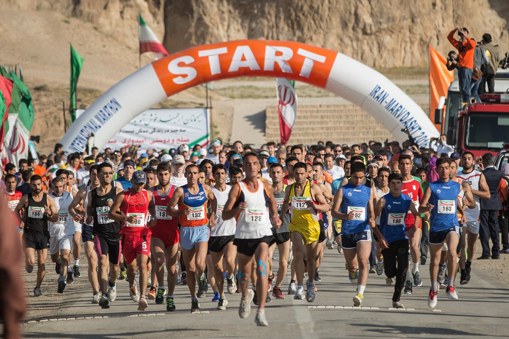 Onze man liep de eerste marathon van Iran en peilt het land: "De ...