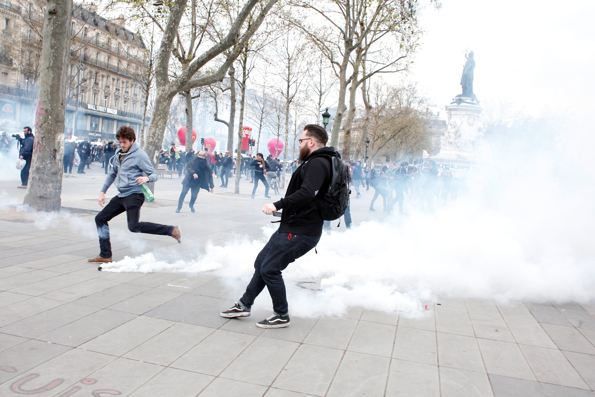 Politie zet matrak en traangas in tegen Franse jongeren die protesteren ...
