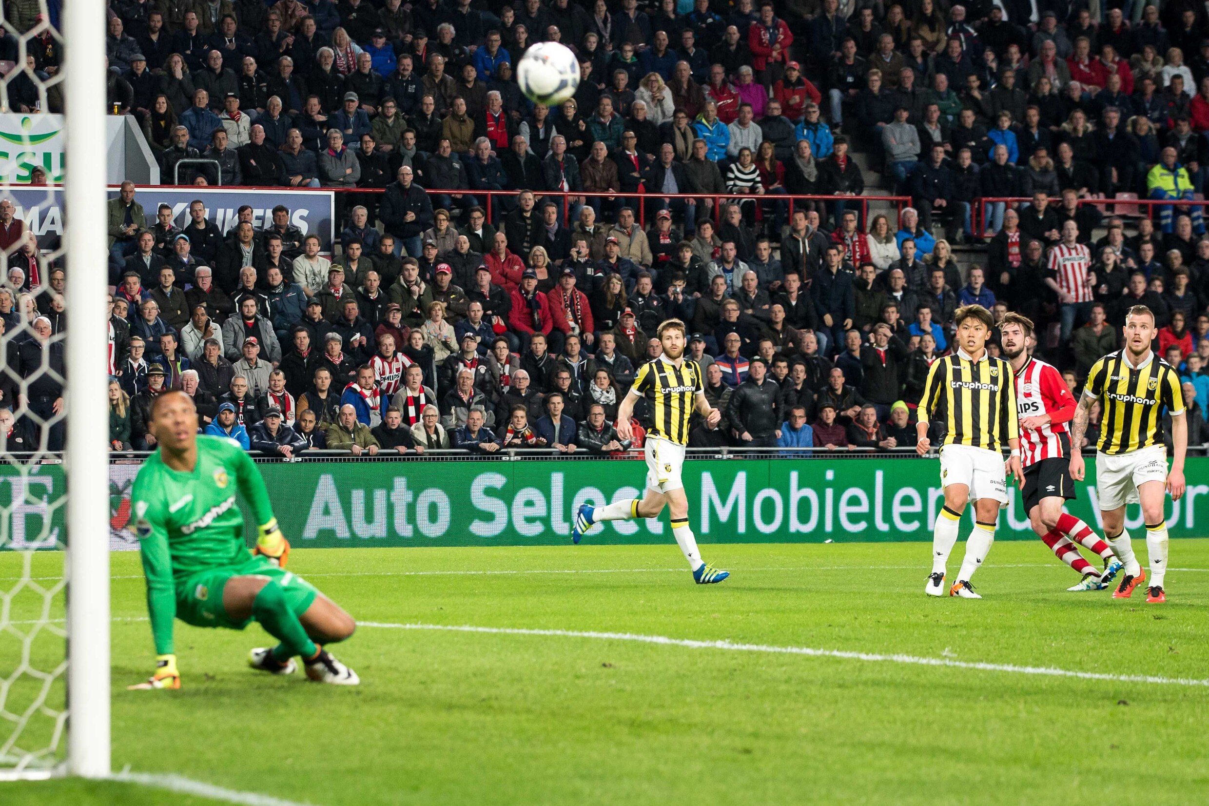 Belangrijke invalbeurt Lestienne voor PSV dat Ajax onder druk zet | De ...