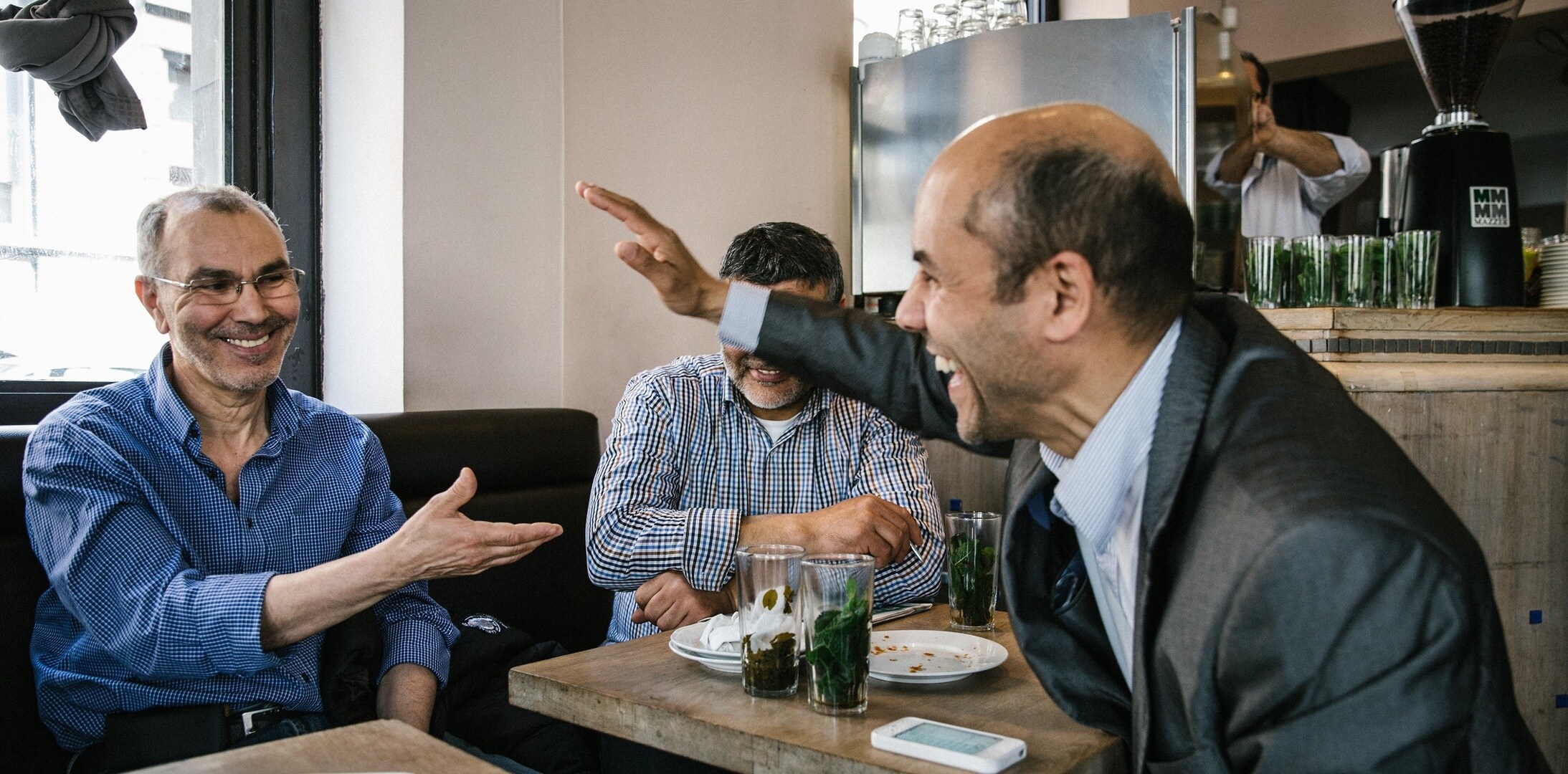 Waarom moslims zo makkelijk geld geven aan goede doelen | De Morgen