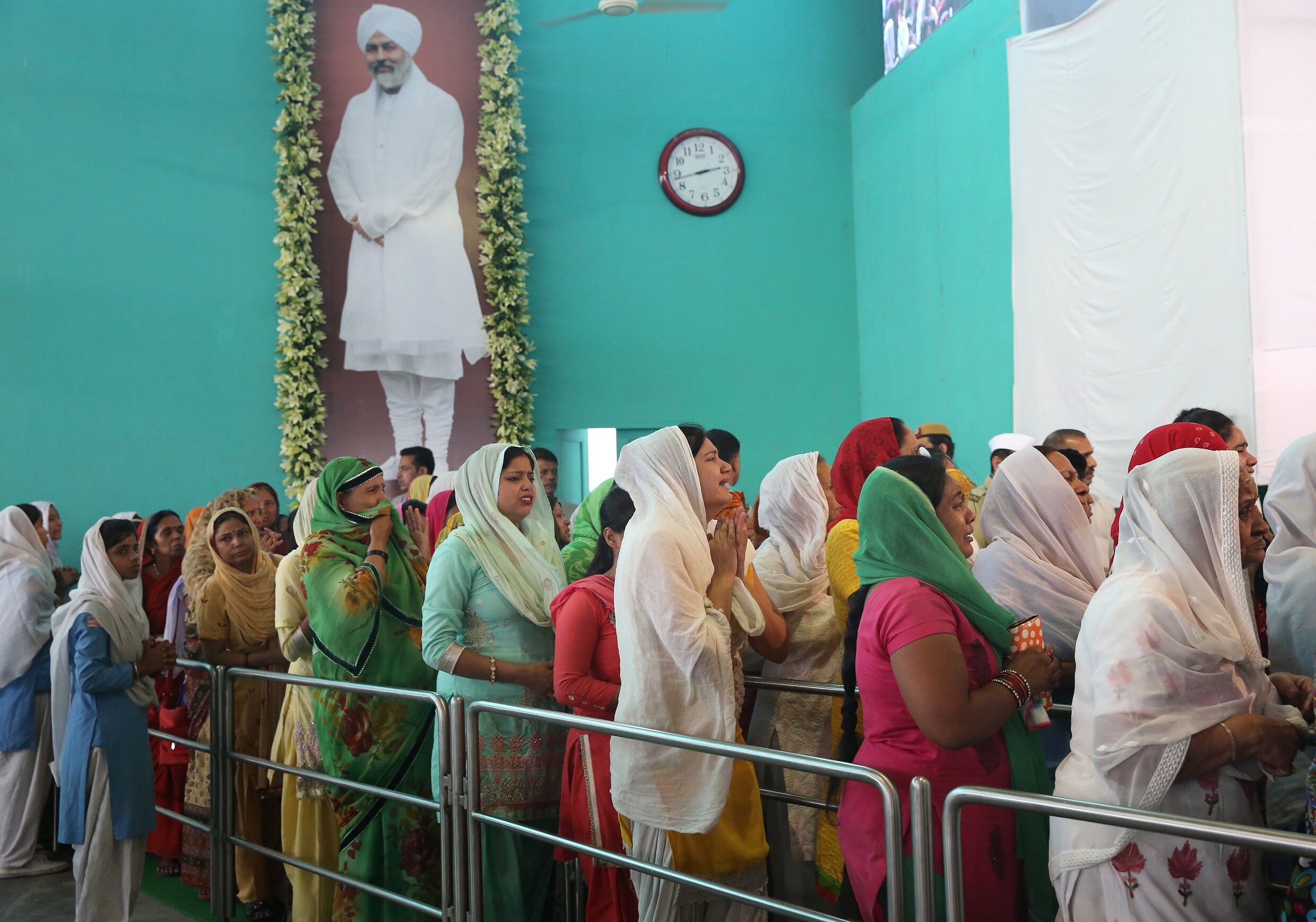 Tienduizenden rouwen om dood Indiase goeroe | De Morgen