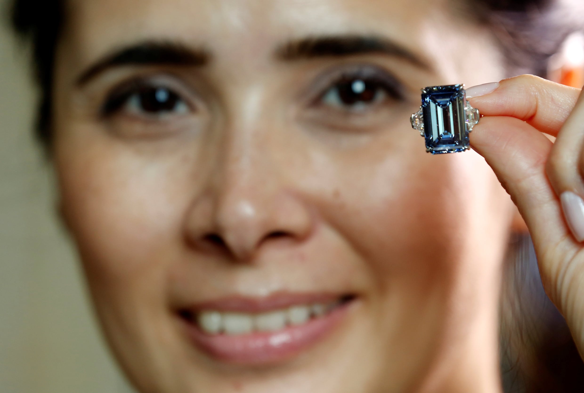 Duurste diamant ter wereld geveild voor 57,54 miljoen dollar | De Morgen