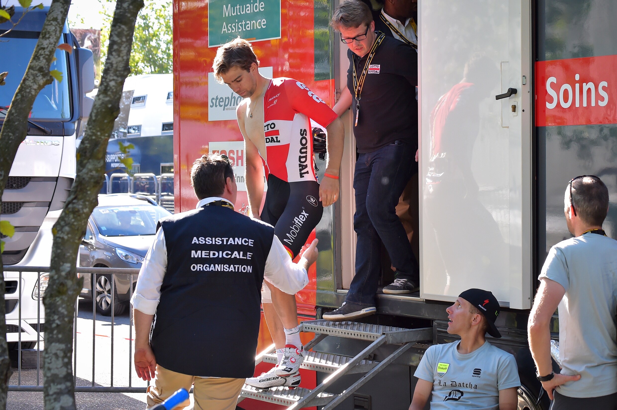 Debusschere verlaat Tour met breuk in schouderblad | De Morgen
