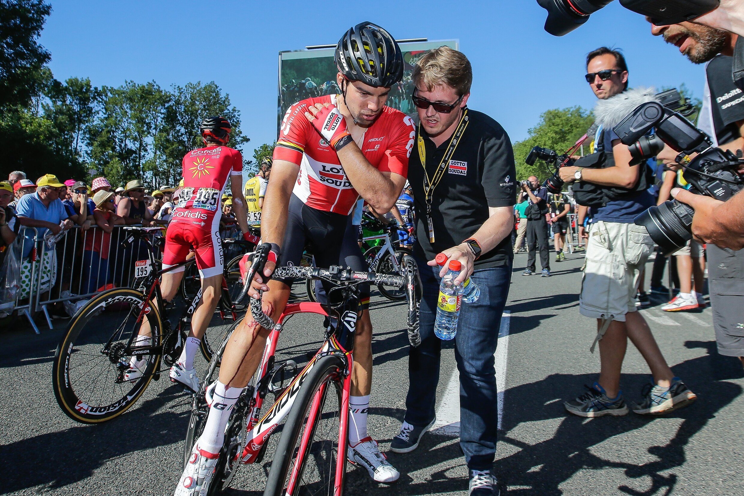 Debusschere verlaat Tour met breuk in schouderblad | De Morgen