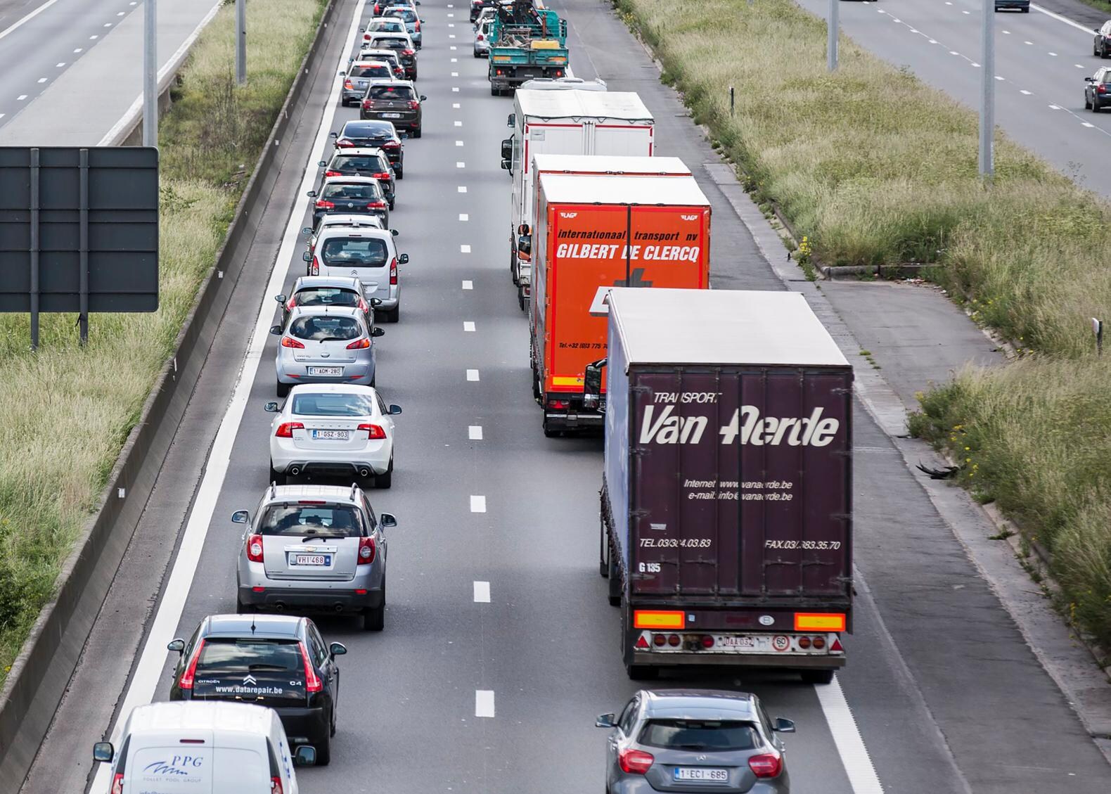 Vrachtwagens mogen straks overal inhalen, ook op snelwegen met twee ...