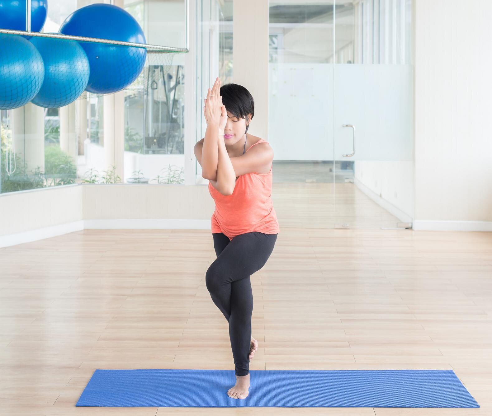 Zittend werken: 10 yoga-oefeningen die je gemakkelijk op kantoor kan ...