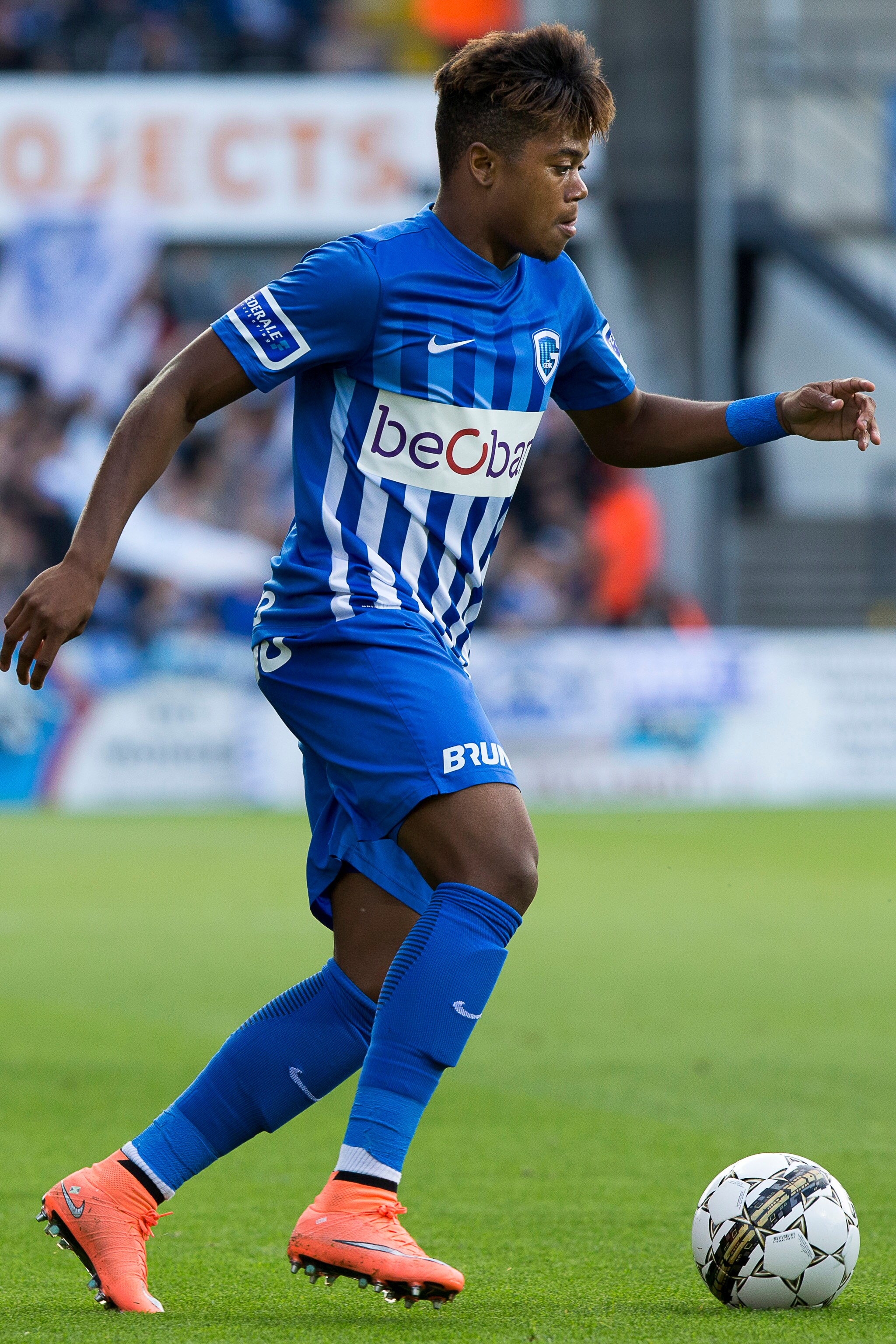Stiefvader en manager Leon Bailey dreigt met wet van '78 | De Morgen