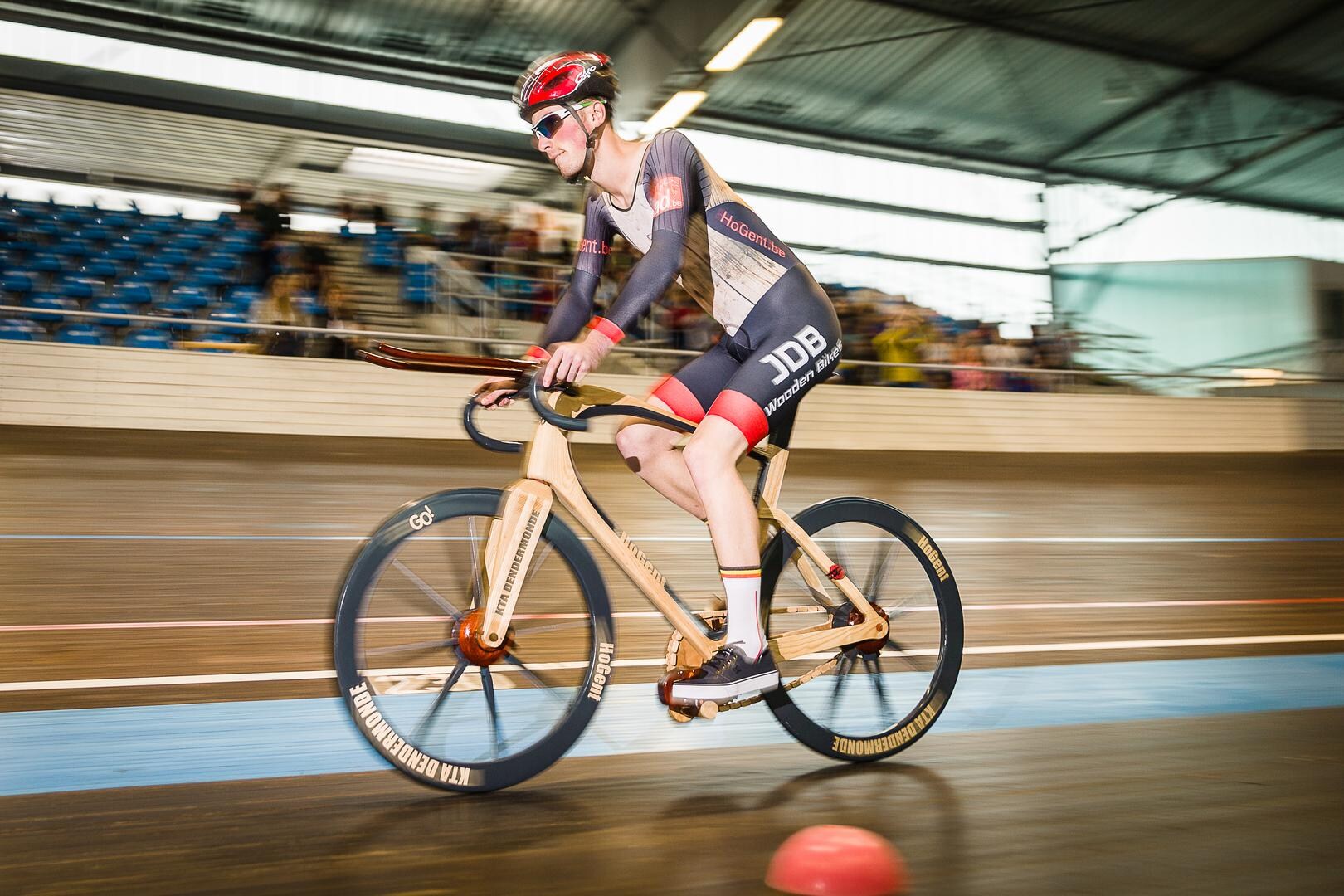 Student verbreekt werelduurrecord op houten fiets | De Morgen