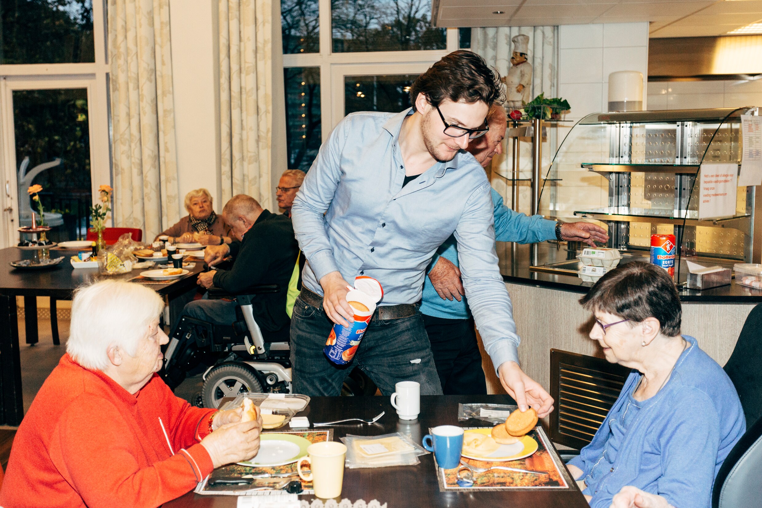 In dit Nederlandse rusthuis wonen studenten gratis tussen de oudjes ...