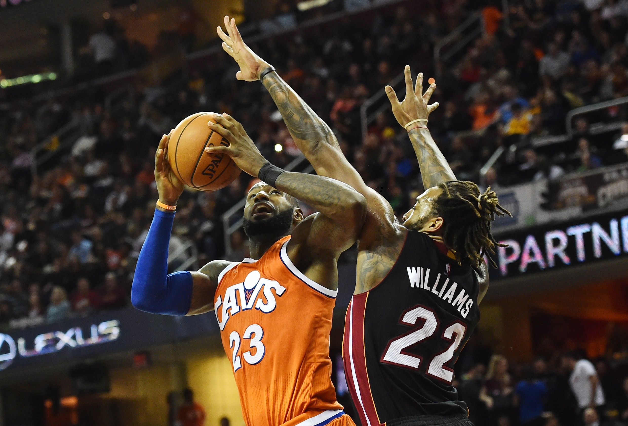 LeBron James toont geen genade voor ex-team Miami Heat | De Morgen