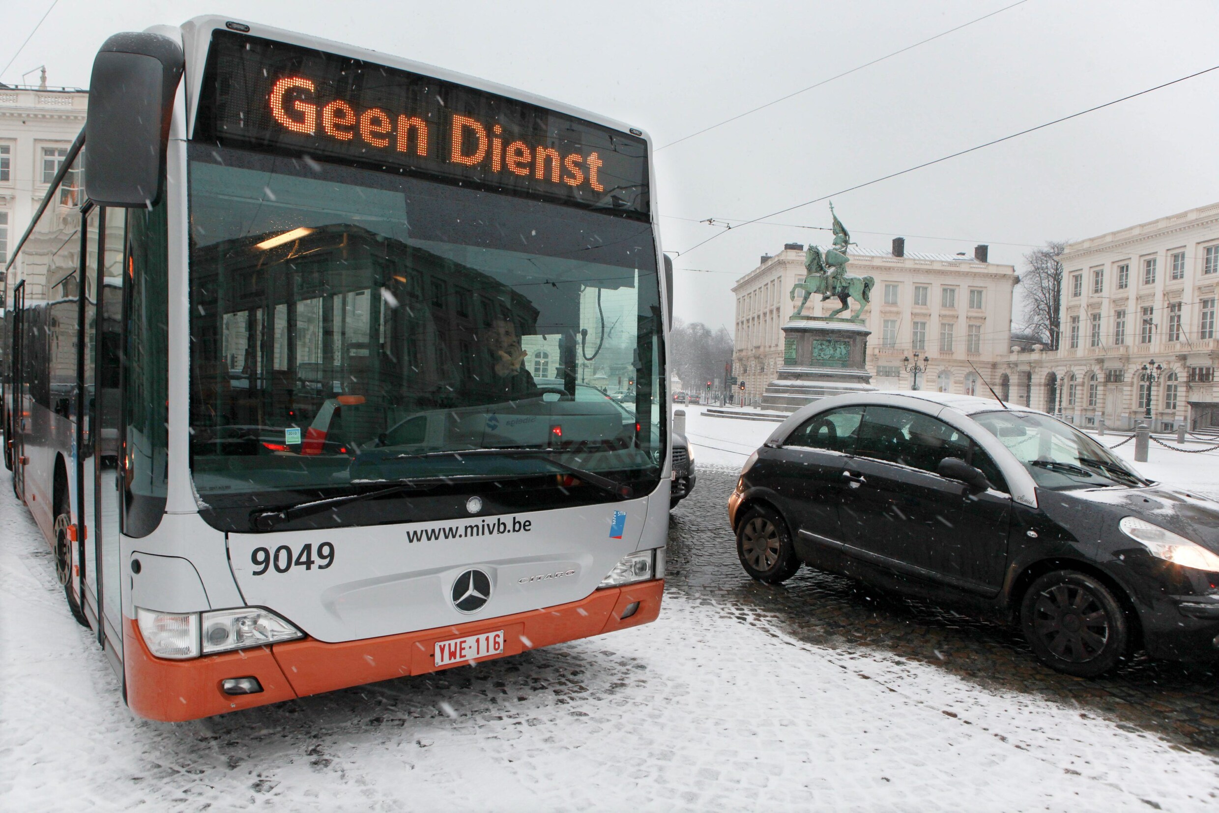 Man slaat met blote hand voorruit MIVB-bus kapot | De Morgen